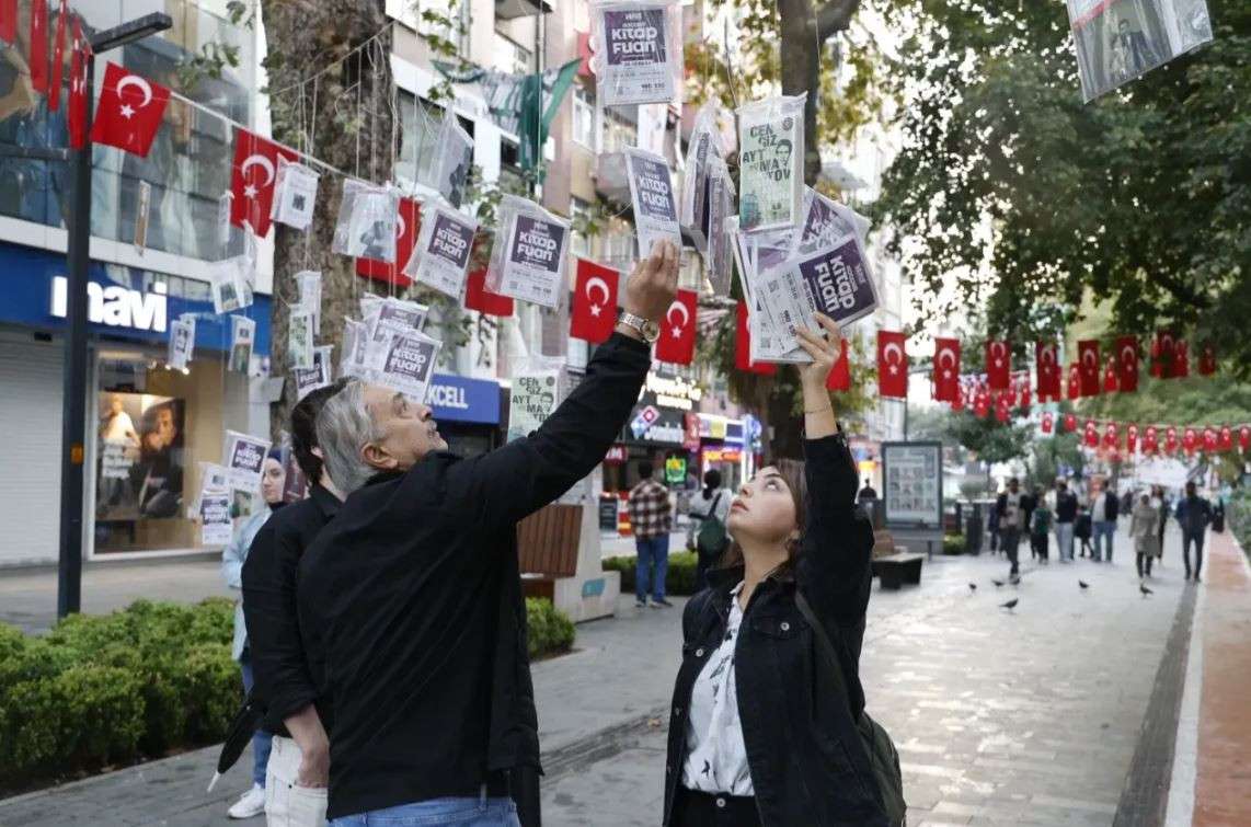 Gelenek bozulmadı: Ağaçlar yine kitap açtı